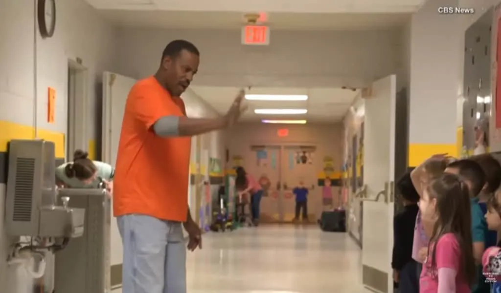 Janitor moved to tears after kindergartners sing 'Happy Birthday' to ...