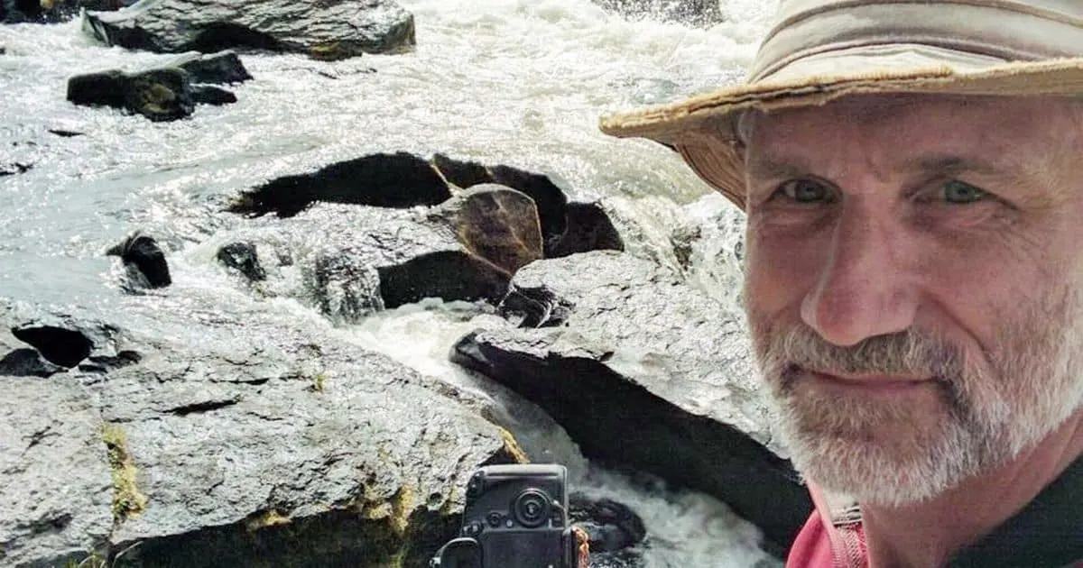 Man surprised to find an entire family of lynx playing on his porch