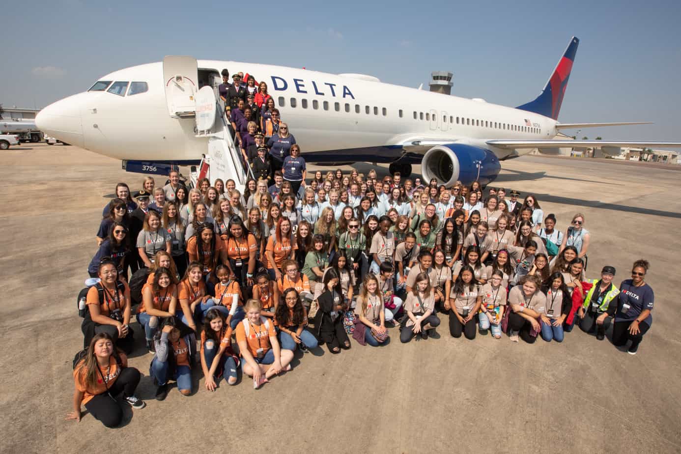 All-women airline crew flies 120 girls to NASA headquarters to inspire ...