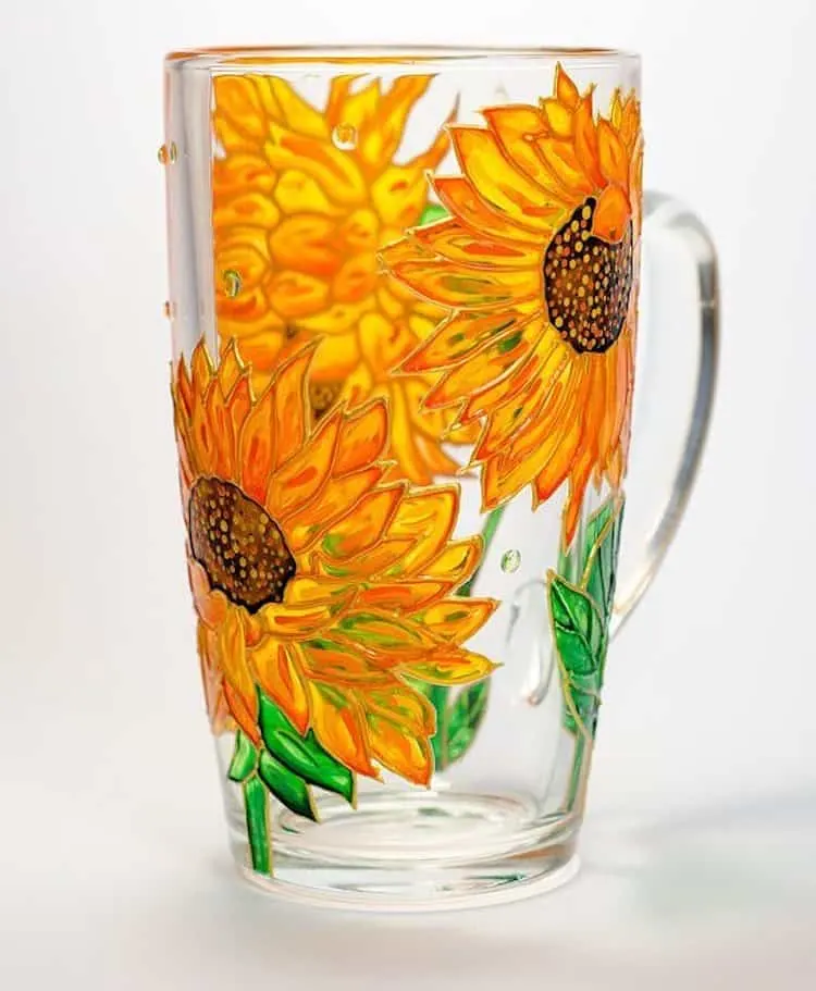 Artist creates mesmerizing art by hand-painting glass mugs with ...