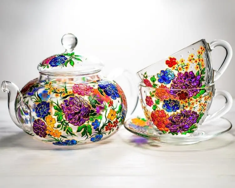Artist creates mesmerizing art by hand-painting glass mugs with ...
