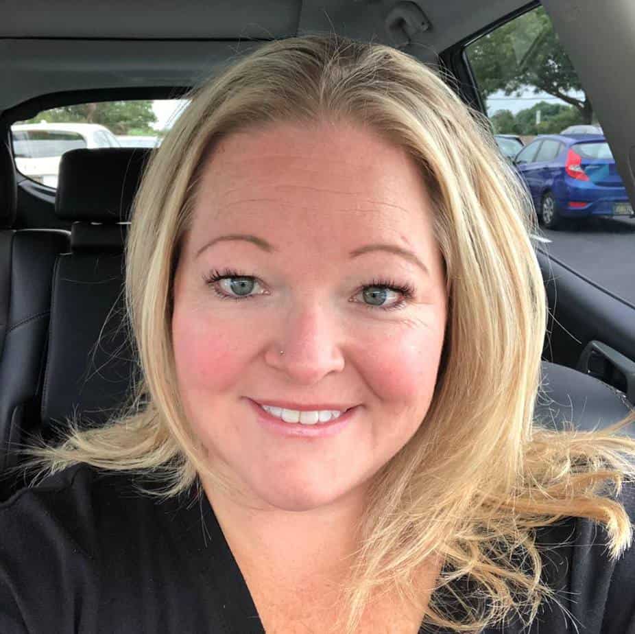 Delivery driver dances out of joy because a family left goodies for him ...