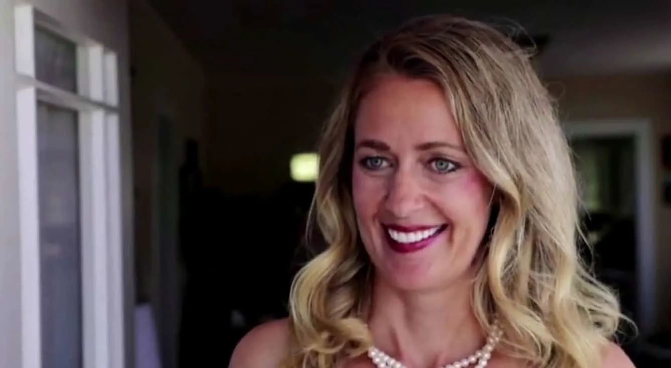 Opera singer stages concert on front porch as people watch in awe while ...