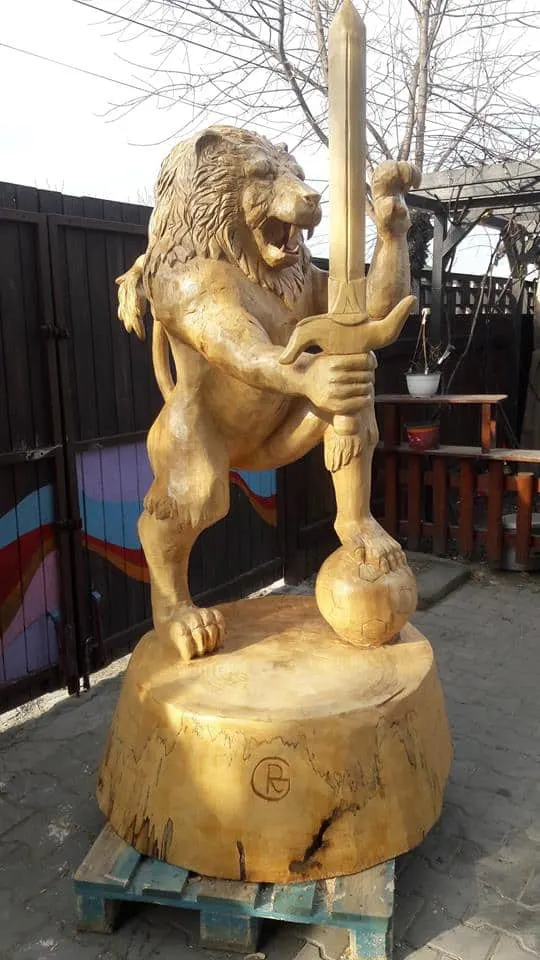 Chainsaw artist turns rotten tree stump into illusion of bucket pouring ...