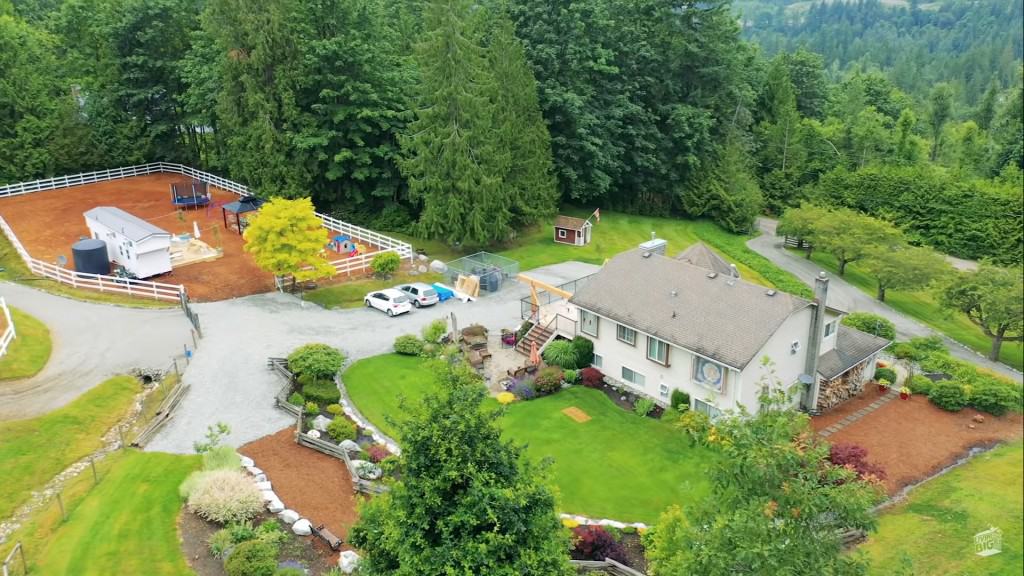 Family's beautiful farmhouse-style tiny home looks like straight from a ...