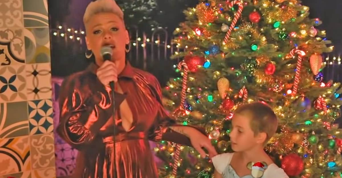 Pink and daughter Willow perform a dazzling rendition of 'The Christmas ...
