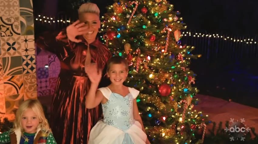 Pink and daughter Willow perform a dazzling rendition of 'The Christmas ...