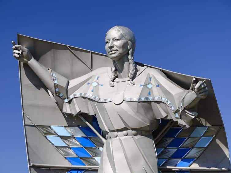 Stunning 50-foot tall statue named 'Dignity' honors Native American ...