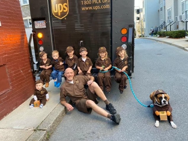 Little kids surprise their favorite UPS delivery driver by dressing up ...