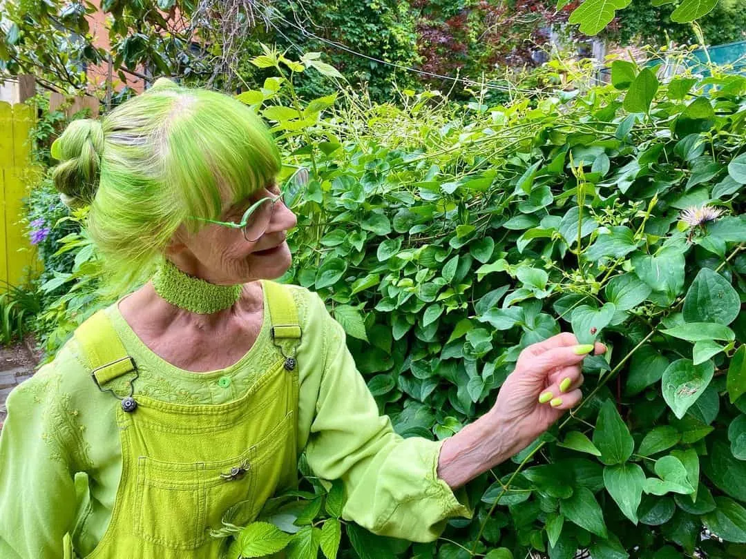 Meet the Green Lady, an artist who dresses entirely in green - and even ...