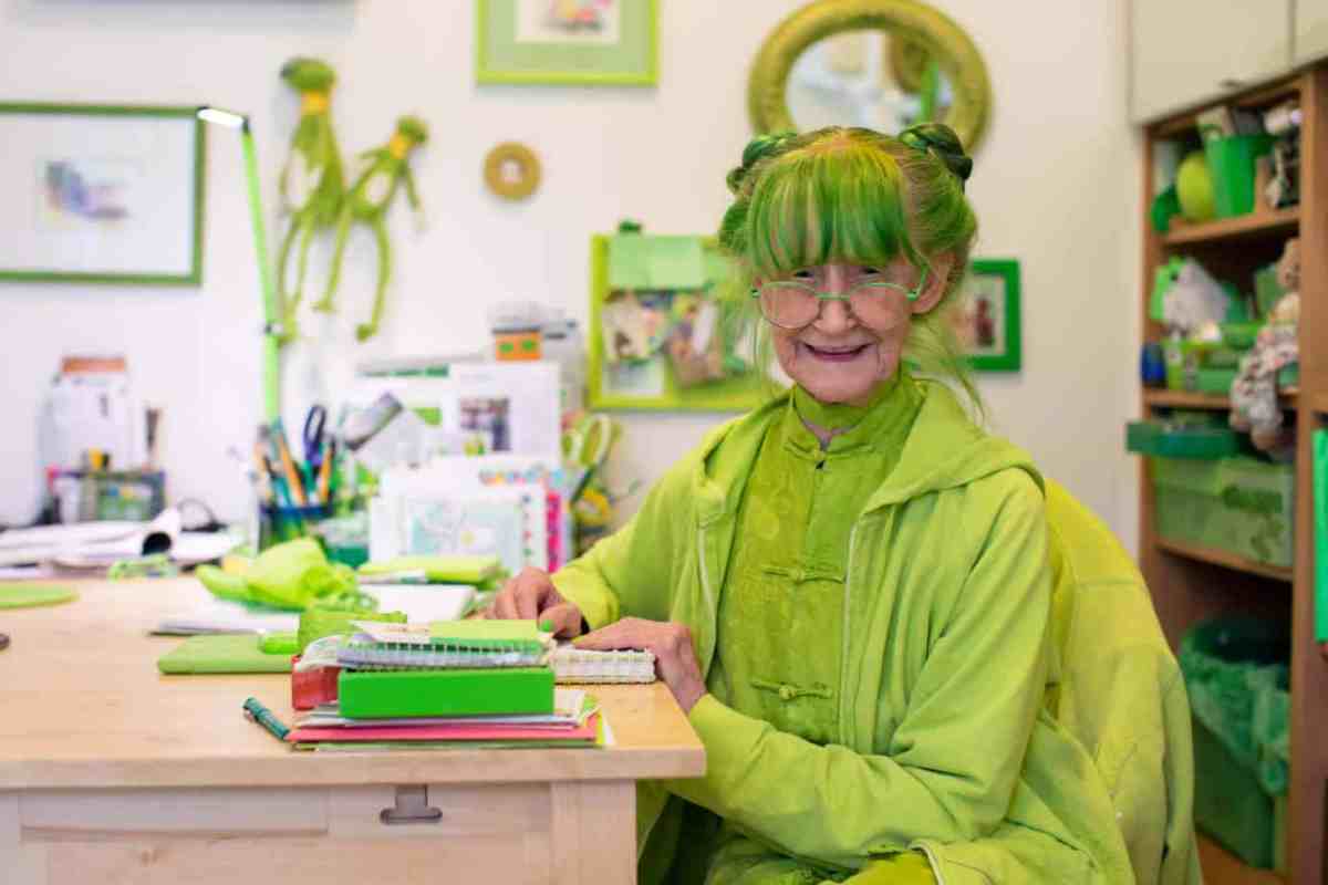 Meet the Green Lady, an artist who dresses entirely in green - and even ...