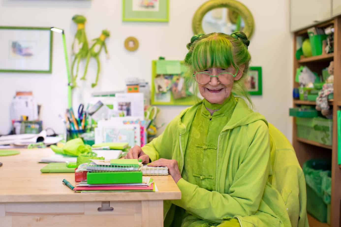 Meet the Green Lady, an artist who dresses entirely in green - and even ...
