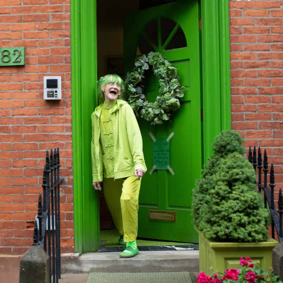Meet the Green Lady, an artist who dresses entirely in green - and even ...