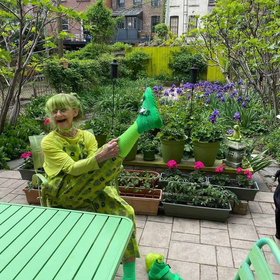 Meet the Green Lady, an artist who dresses entirely in green - and even ...