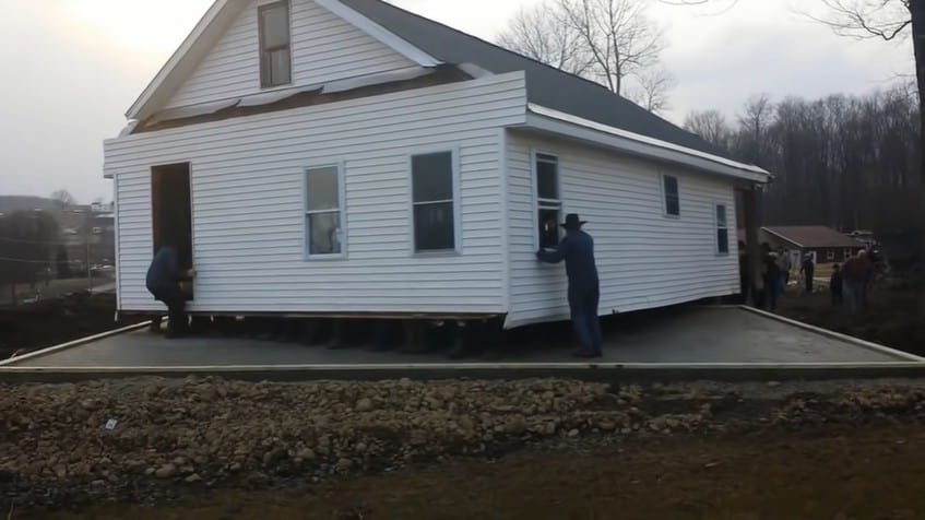 80 Amish men move a house using their bare hands in an amazing display ...