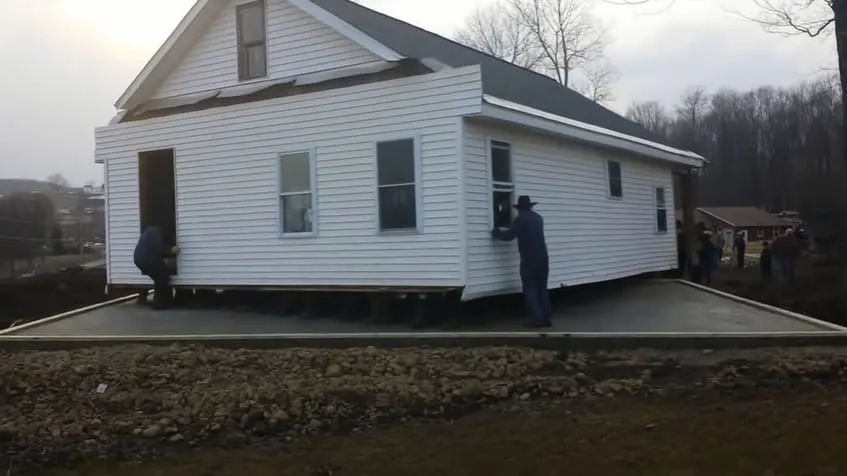 80 Amish men move a house using their bare hands in an amazing display ...