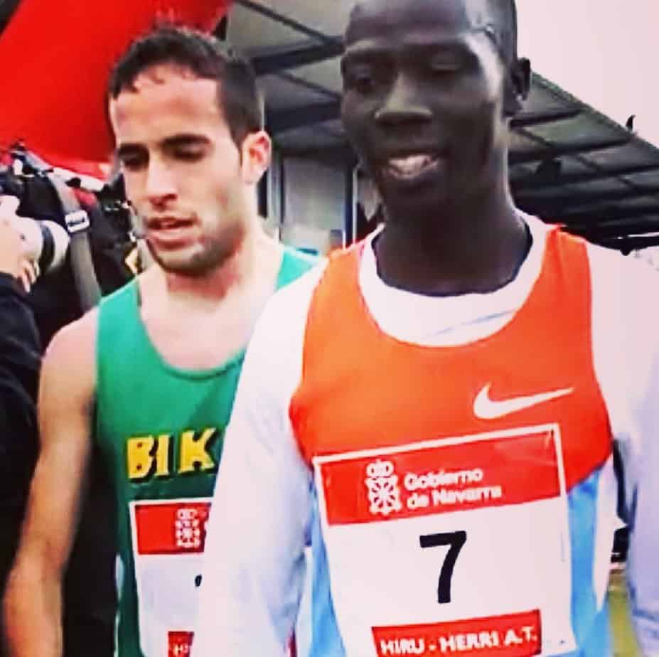 Runner displays stunning act of sportsmanship after guiding his ...