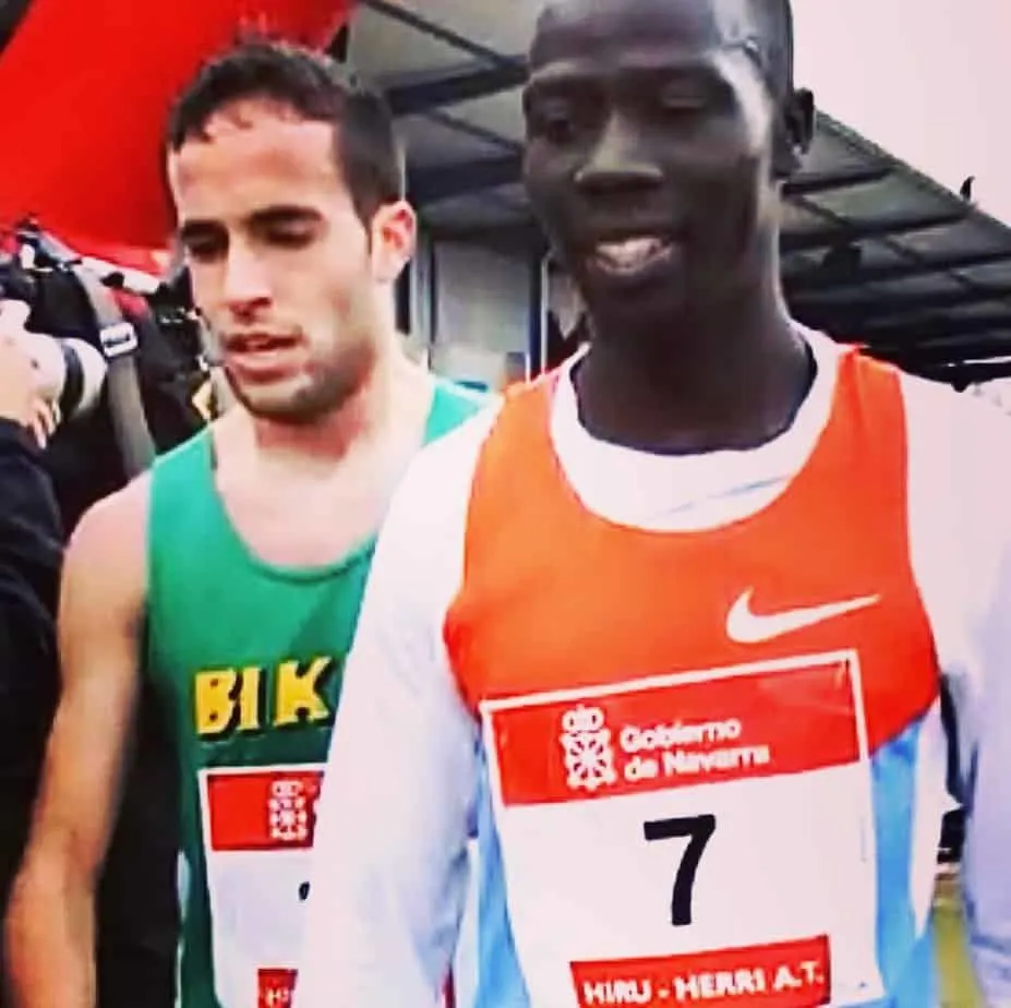 Runner displays stunning act of sportsmanship after guiding his ...