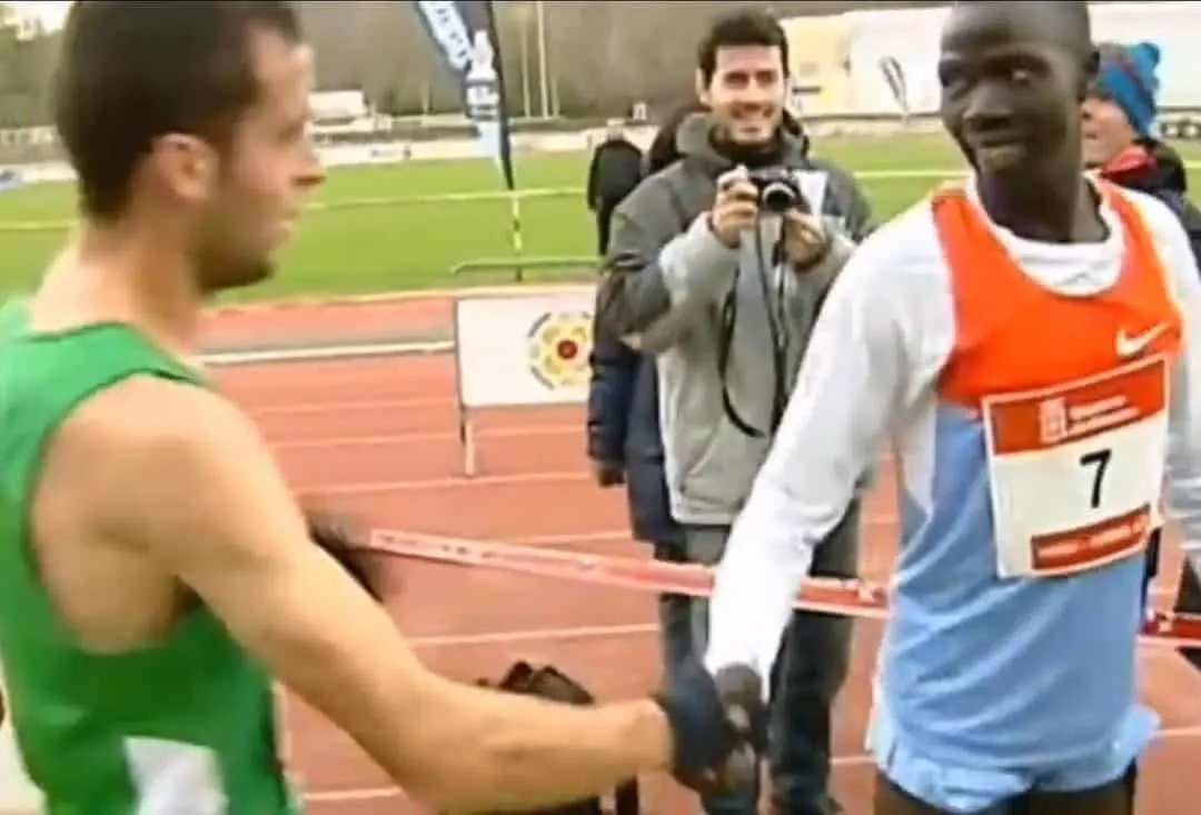 Runner displays stunning act of sportsmanship after guiding his ...