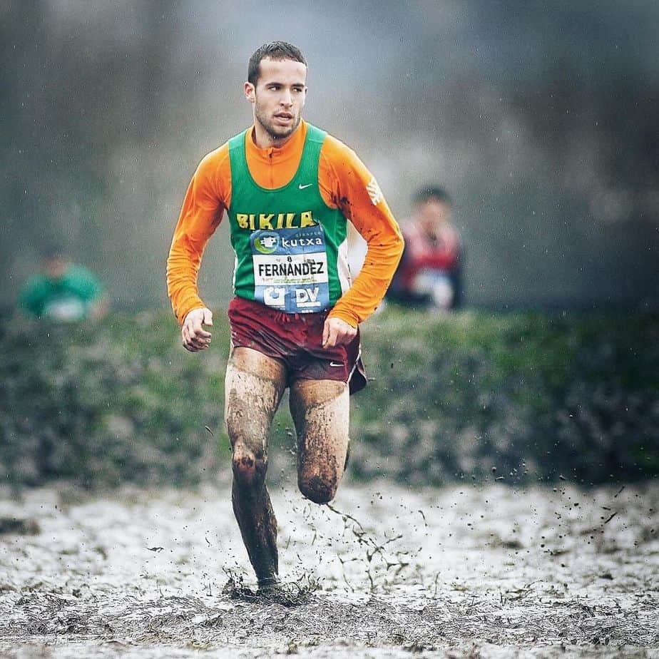 Runner displays stunning act of sportsmanship after guiding his ...