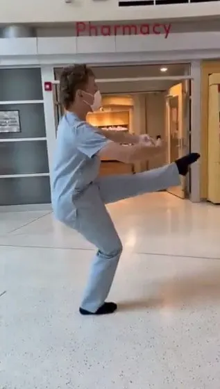 Healthcare worker breaks out into stunning ballet performance at ...