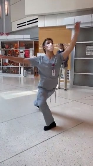 Healthcare worker breaks out into stunning ballet performance at ...
