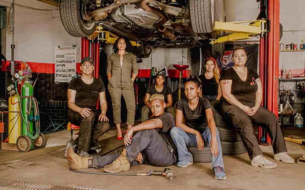 All-female auto shop empowers women by teaching everything there is to ...