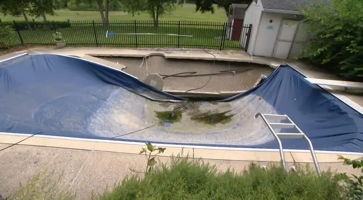 Contractors surprise grandma by giving her a new swimming pool after ...