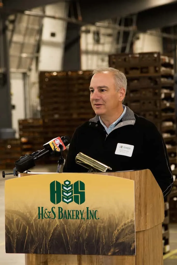 Stranded bakery truck distributes bread to dozens of motorists also ...