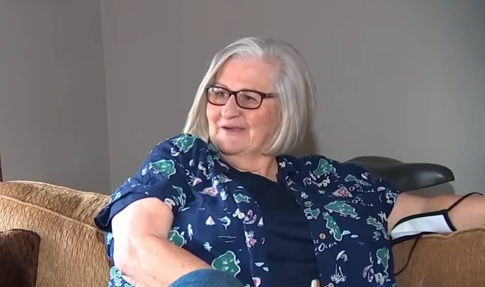 Clever grandma tricks scammer into coming to her house