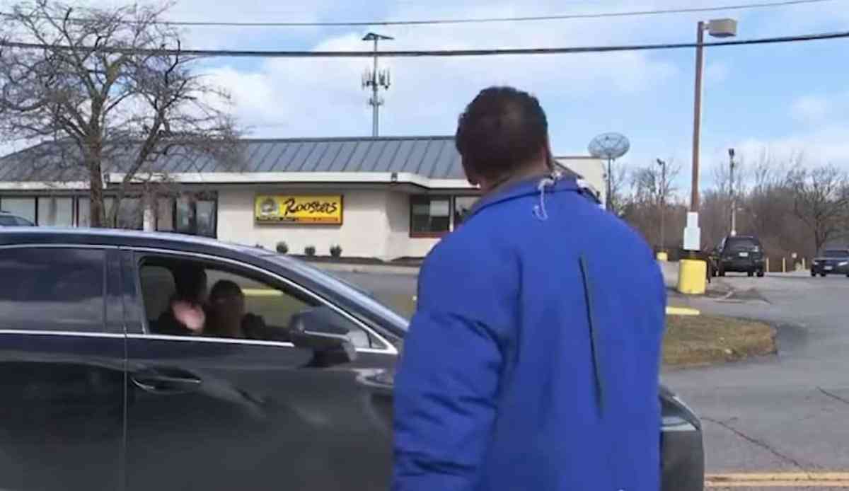 Mom interrupts TV reporter son while he's filming in hilarious ...