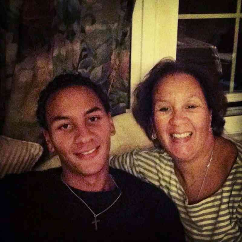 Mom interrupts TV reporter son while he's filming in hilarious ...