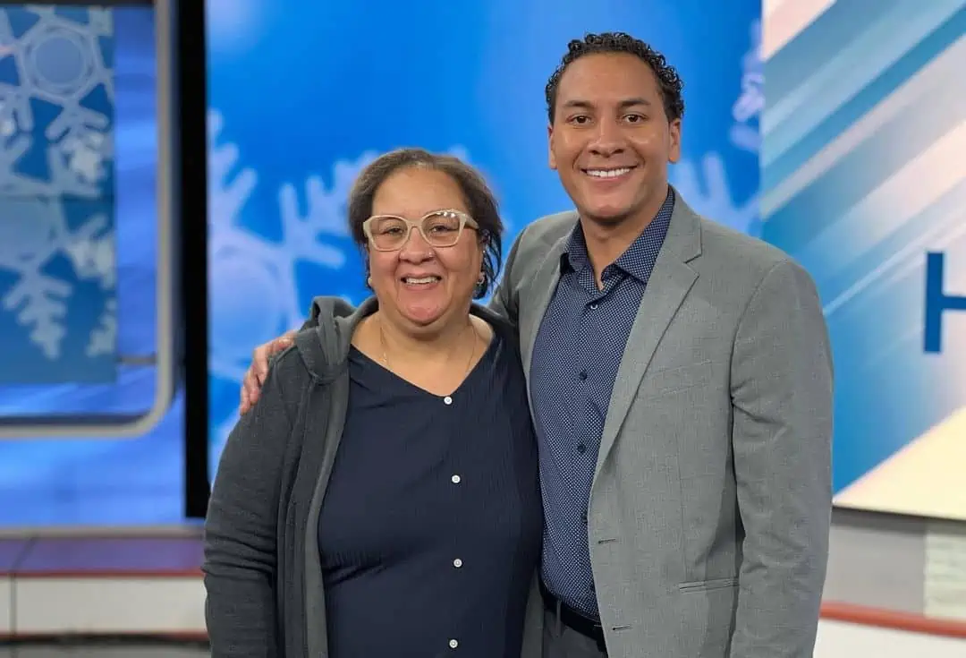 Mom interrupts TV reporter son while he's filming in hilarious ...