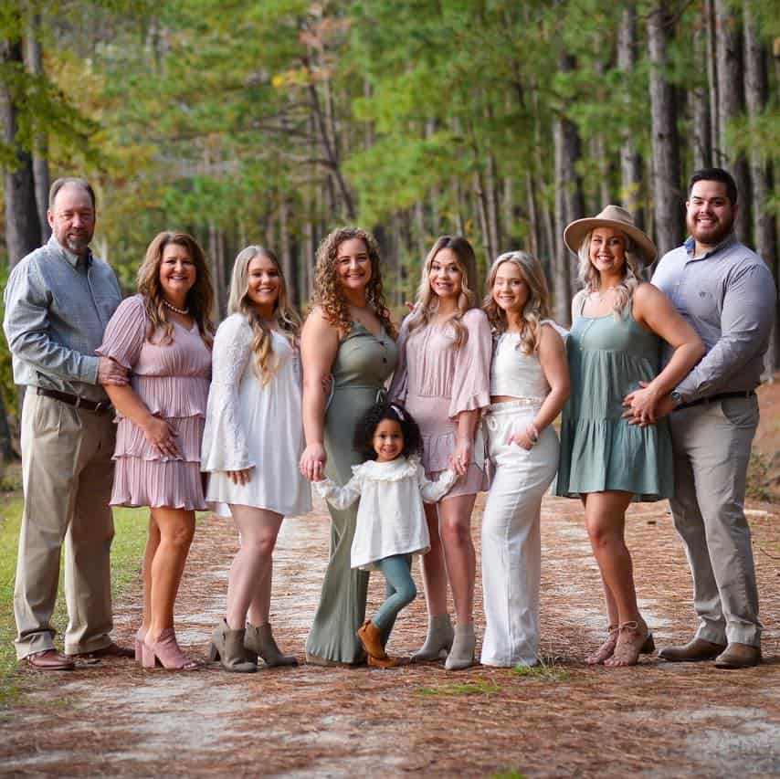 Woman opens free clothing store for children in need after noticing her ...