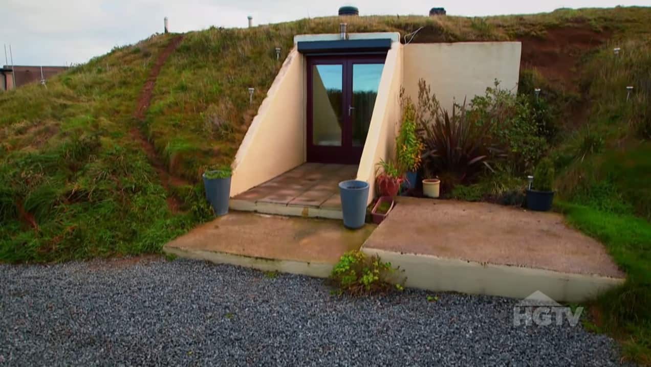Woman transforms old World War II bunker into the fully functional home ...