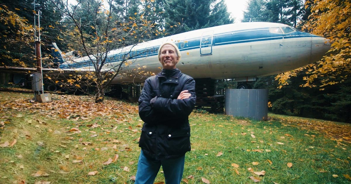 Retired electrical engineer transformed an airplane into his home