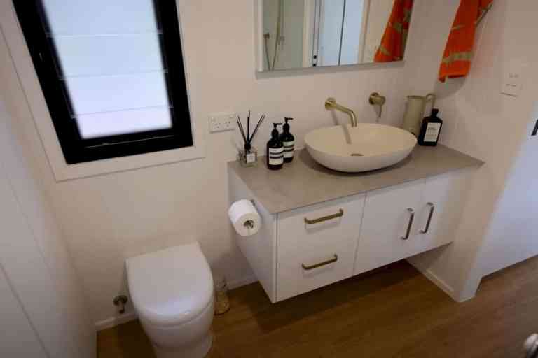 Woman designs stunning tiny home with multiple windows that combines ...