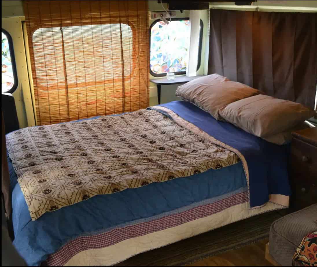 Man transforms school bus he bought from Craigslist for $1000 into cozy ...