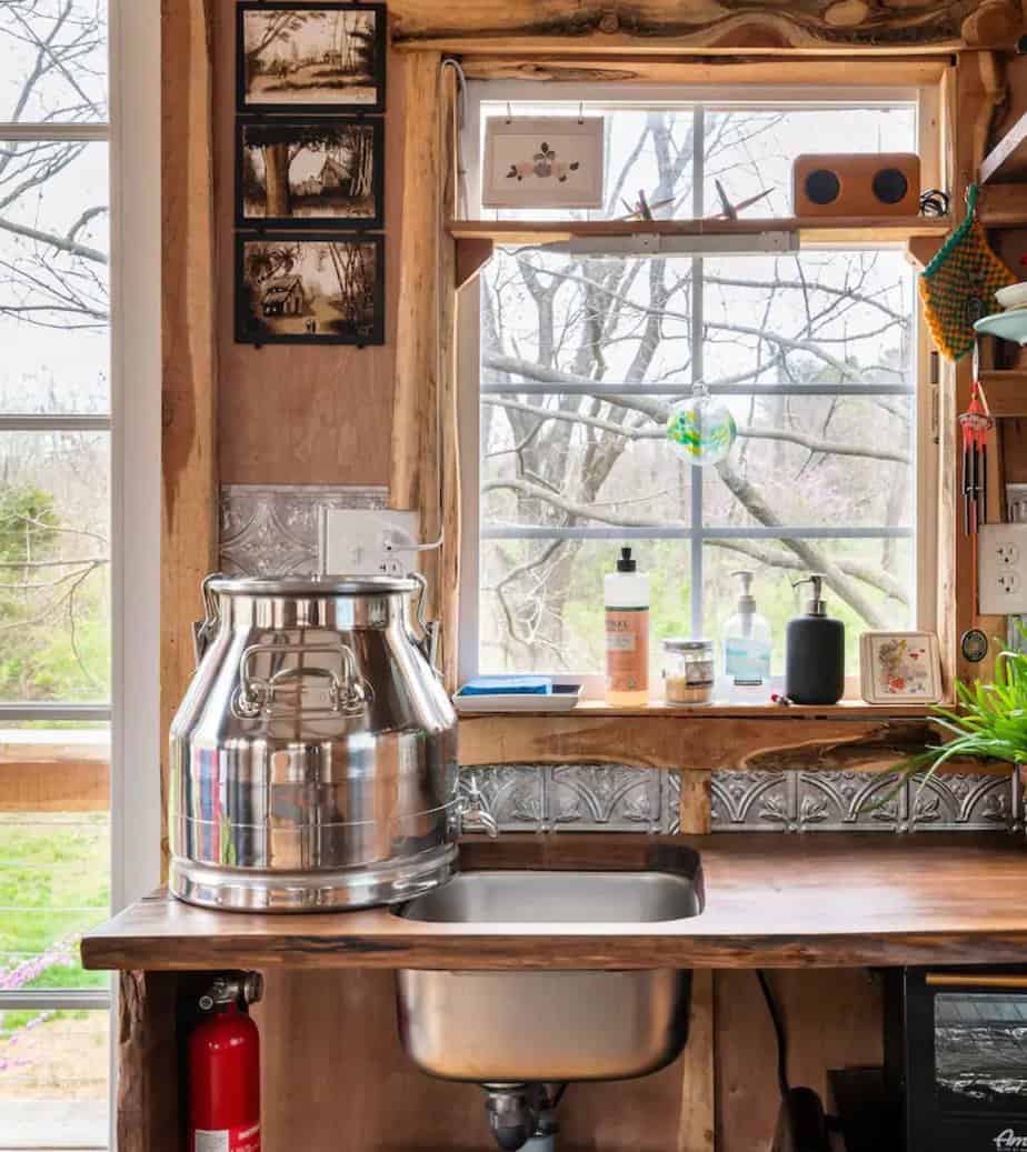 Man builds a treehouse puts it on AirBnB