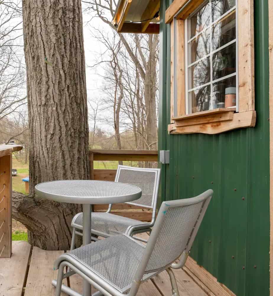 Man builds a treehouse puts it on AirBnB