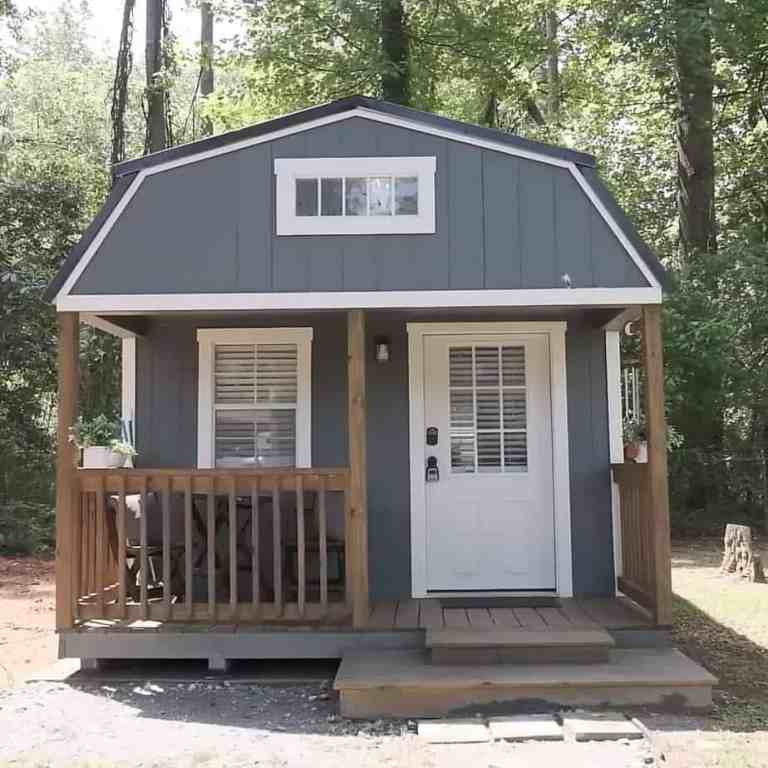 Woman builds a 'luxury tiny home' in her backyard and then fully rents ...