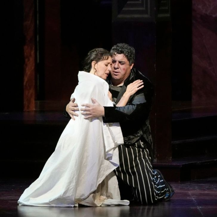 Audience member duets with Cuban American soprano