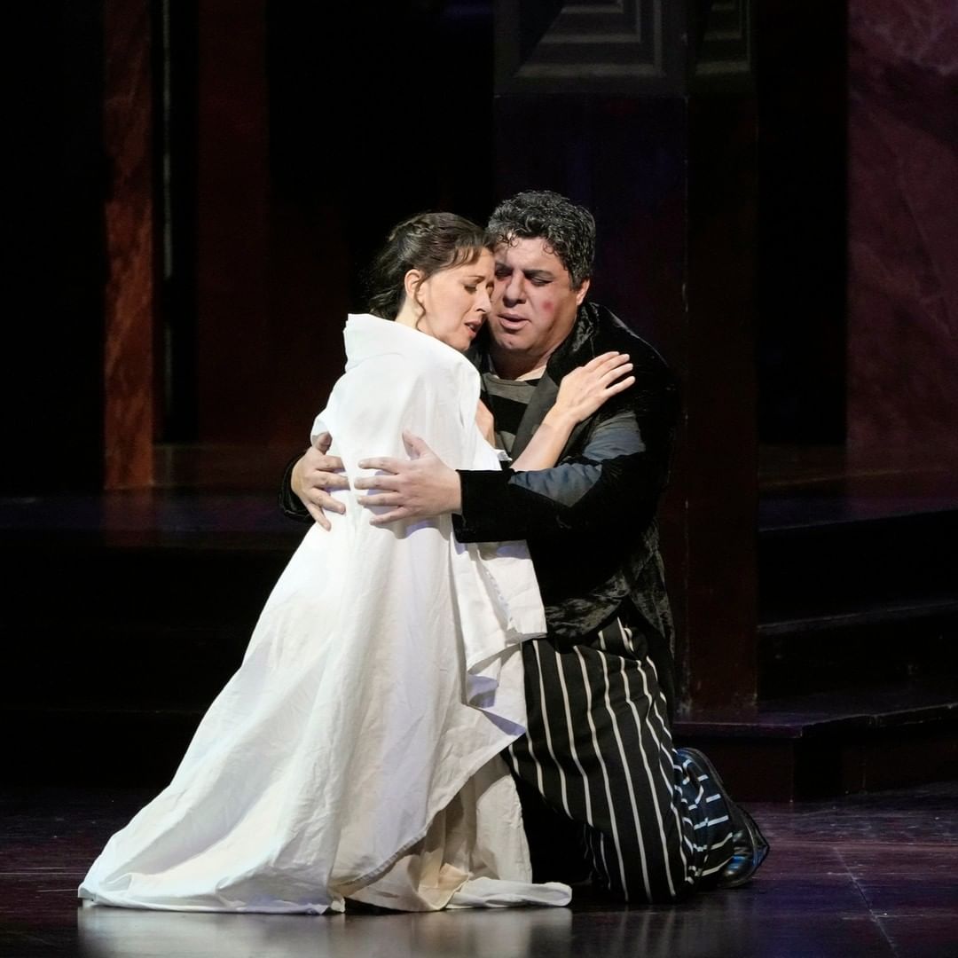 Audience member duets with Cuban American soprano