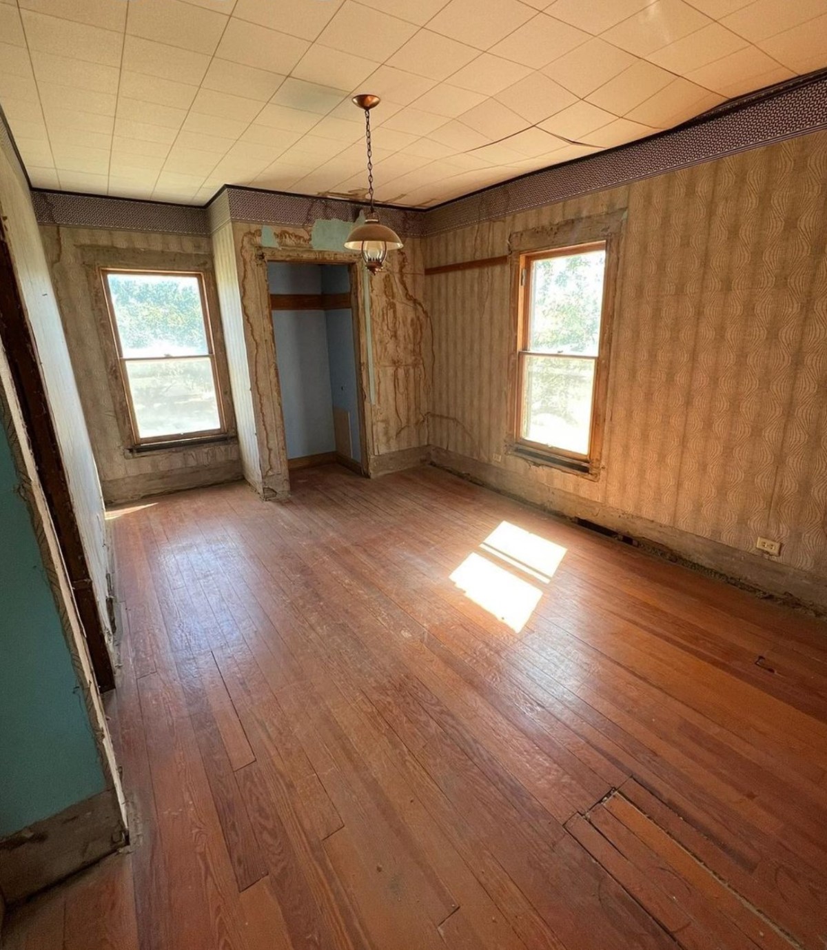 Couple receives Dutch colonial house for free and transforms it