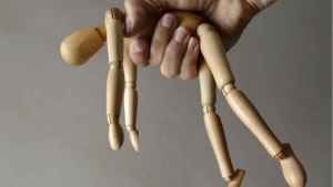 14 signs someone you know is a 'master manipulator'