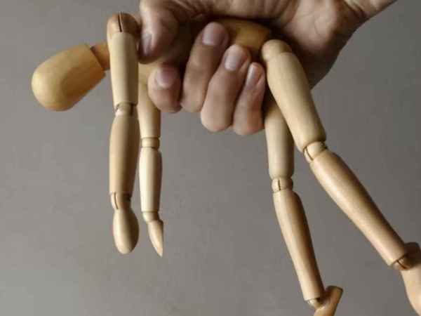 14 signs someone you know is a 'master manipulator'