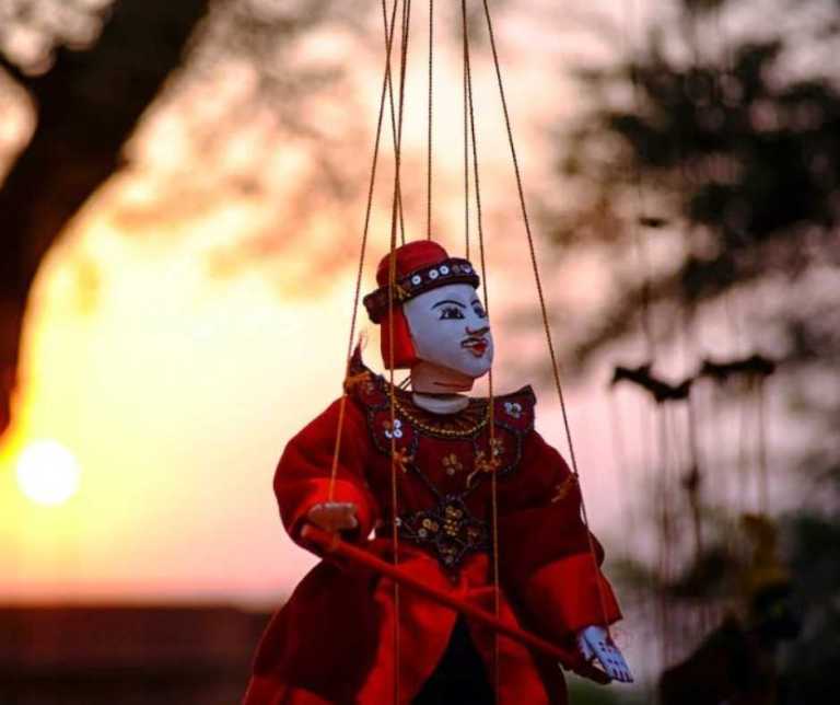 Expert Identifies 8 Signs Of A Controlling Relationship