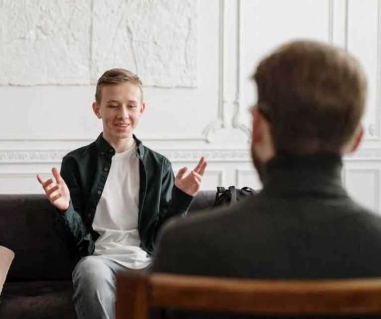 Expert Identifies 8 Signs Of A Controlling Relationship