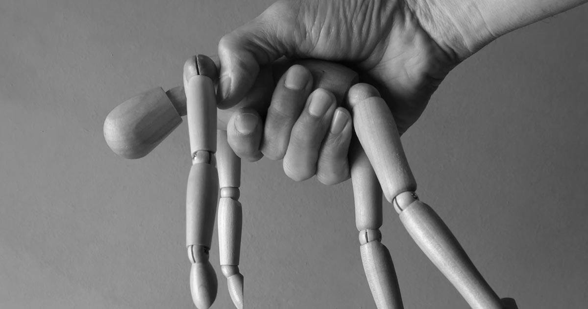 Expert Identifies 8 Signs Of A Controlling Relationship