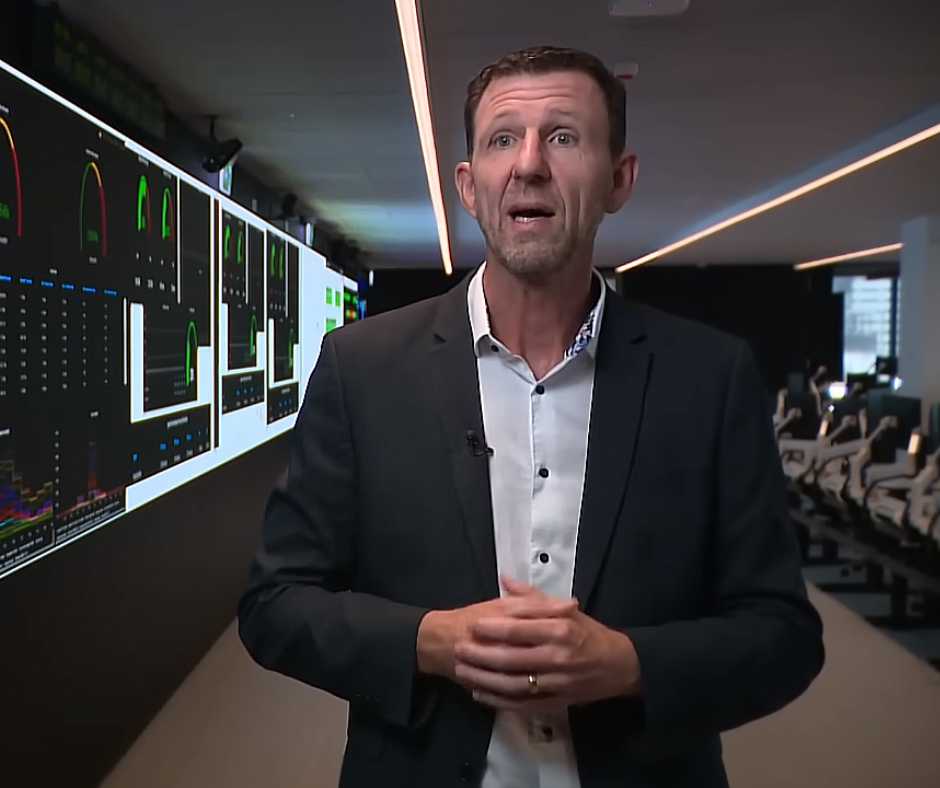 Bank Teller Saves Elderly Woman From Online Boyfriend Scam